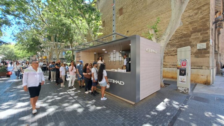Colas para conseguir café y ensaimadas en el estand de Etihad que ...