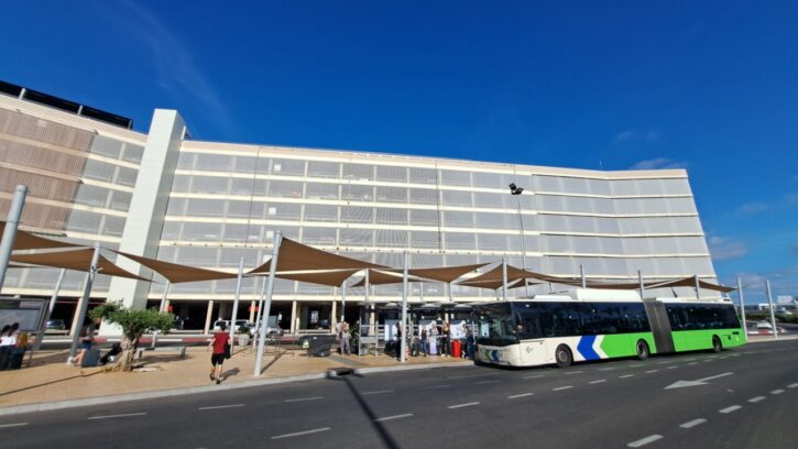 La lona de la discordia desaparece del aeropuerto de Palma ...